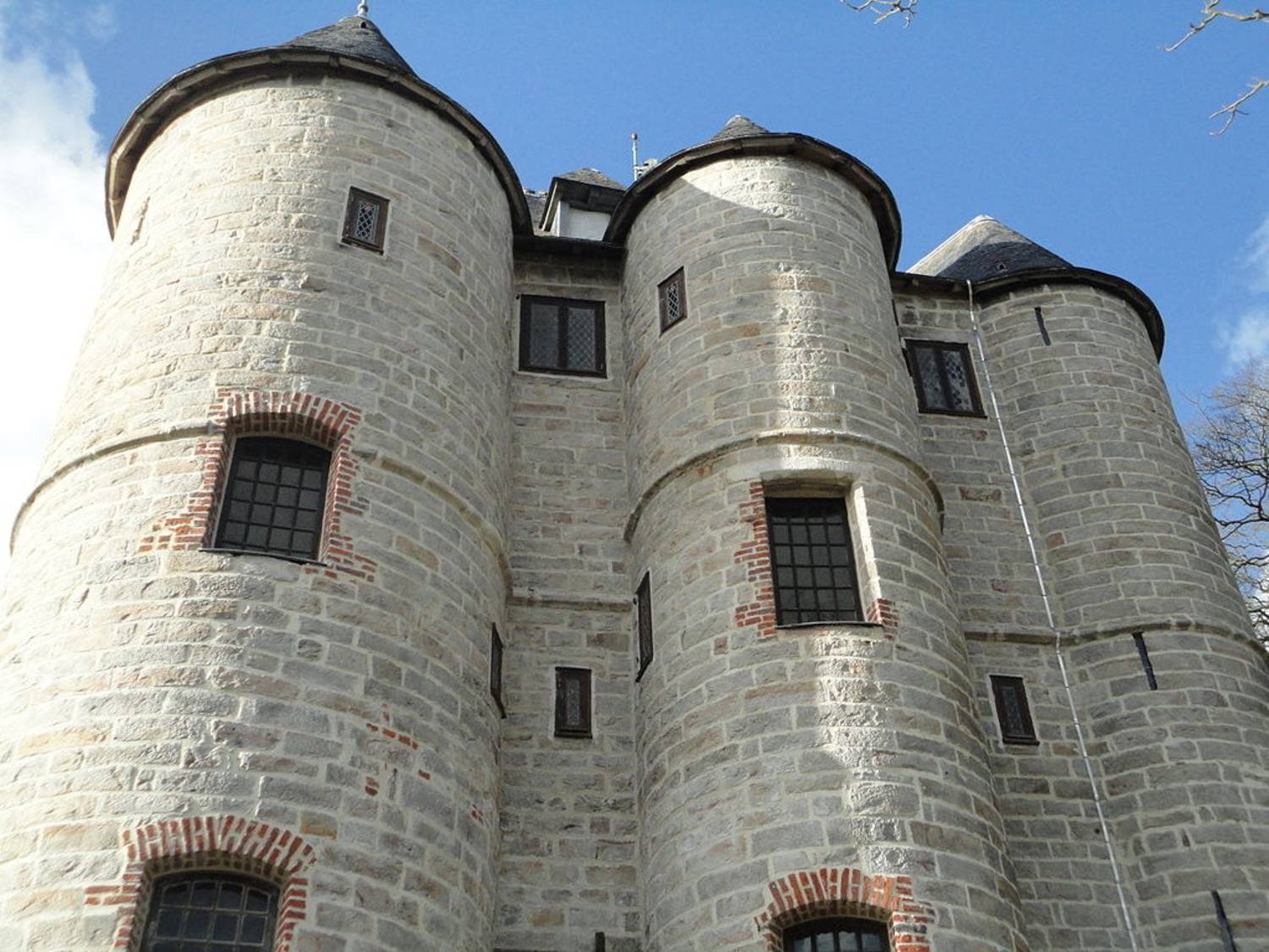 Visit the Bours dungeon Pas-de-Calais | Le Fairway